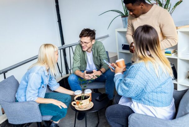 20 Subtle Signs Someone Is Wealthier Than They Appear - Worthly