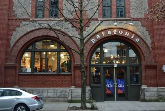 10 Vintage Brands That Can Make Every Thrift Trip Worthwhile - Worthly