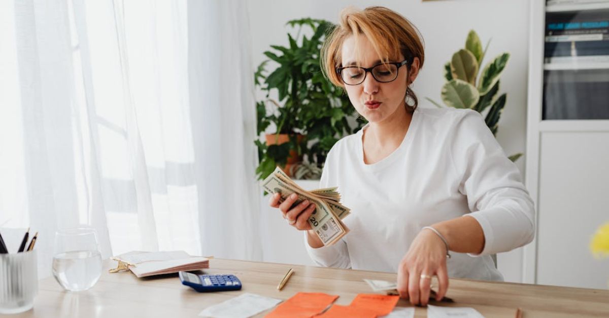 Women With These 20 Smart Money Habits Will Never Be Poor - Worthly
