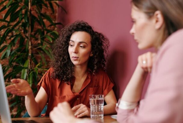20 Ways To Be The Kind Of Friend People Hold Onto Forever - Worthly